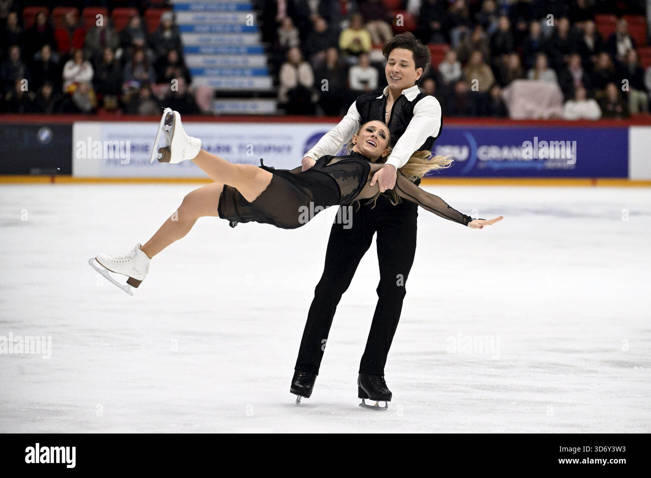 Emilea Zingas and Vadym Kolesnik, of the United States,, perform in the ...