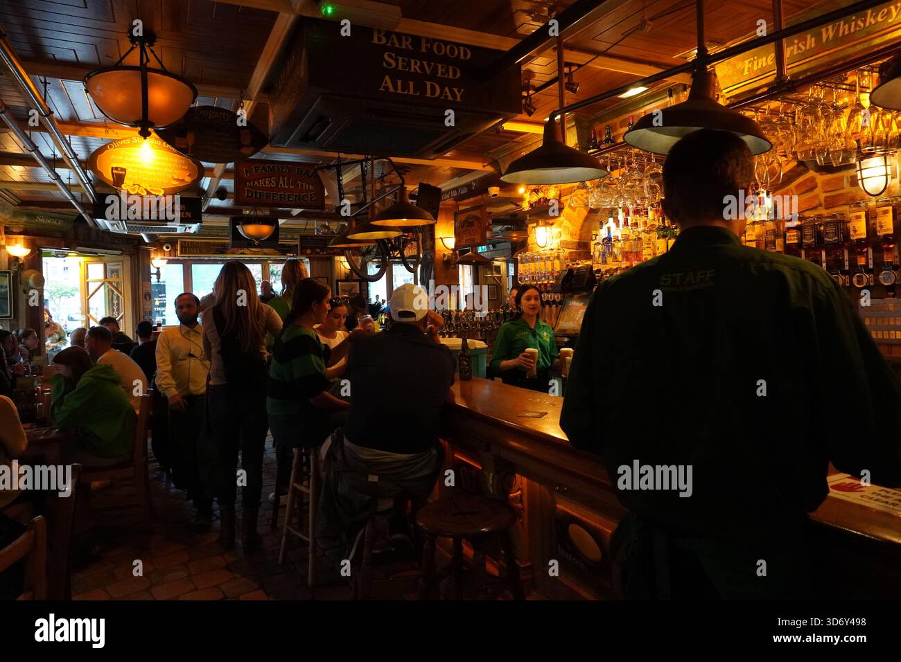 Traditional irish pub interior hi-res stock photography and images - Alamy