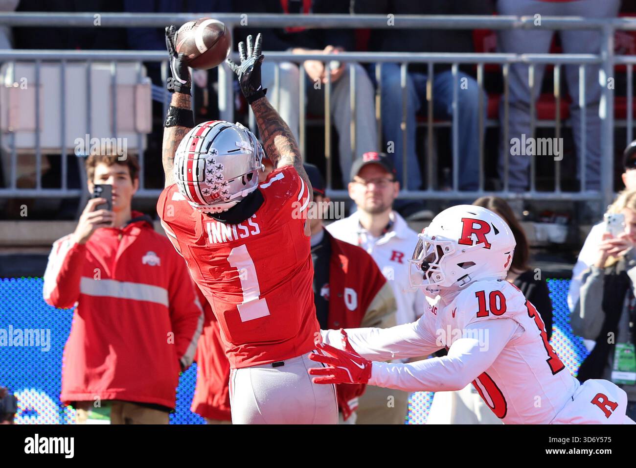 Ohio State Buckeyes Brandon Inniss (1) makes a catch for a touchdown ...