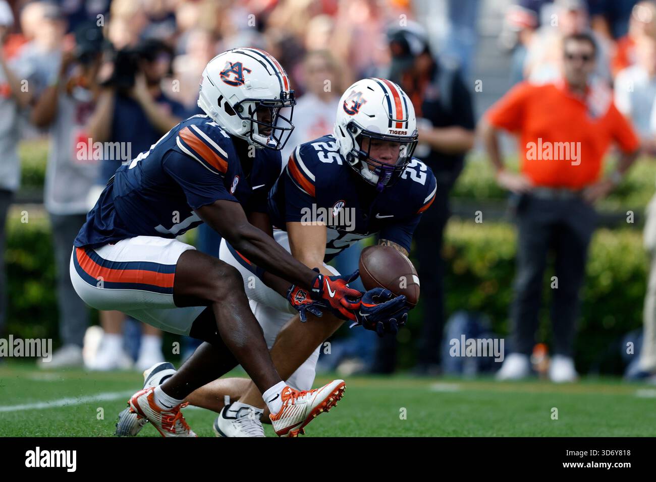 Auburn defensive back Rayshawn Pleasant (14) and safety Eric Winters ...