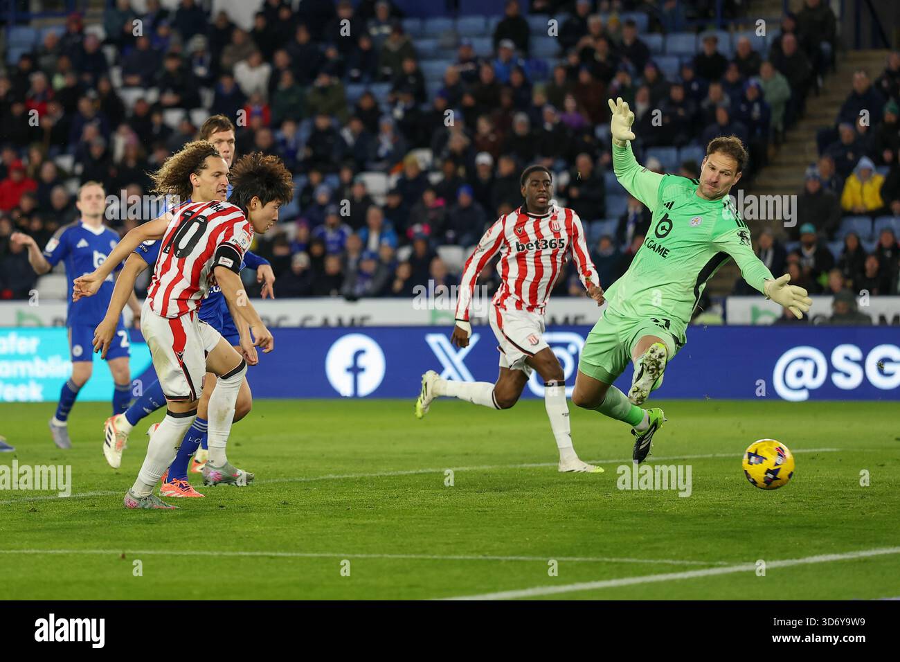 Bae Jun-Ho of Stoke City scores a goal to make it 2-1 during the Sky ...