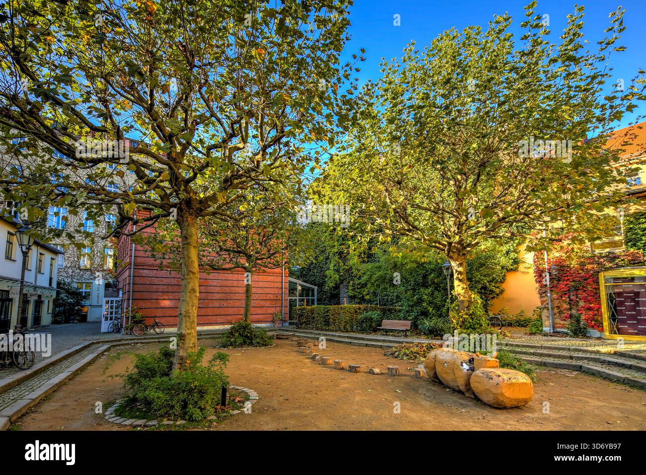 Tree-lined courtyard inside the Heckmann-Höfe complex in Berlin ...