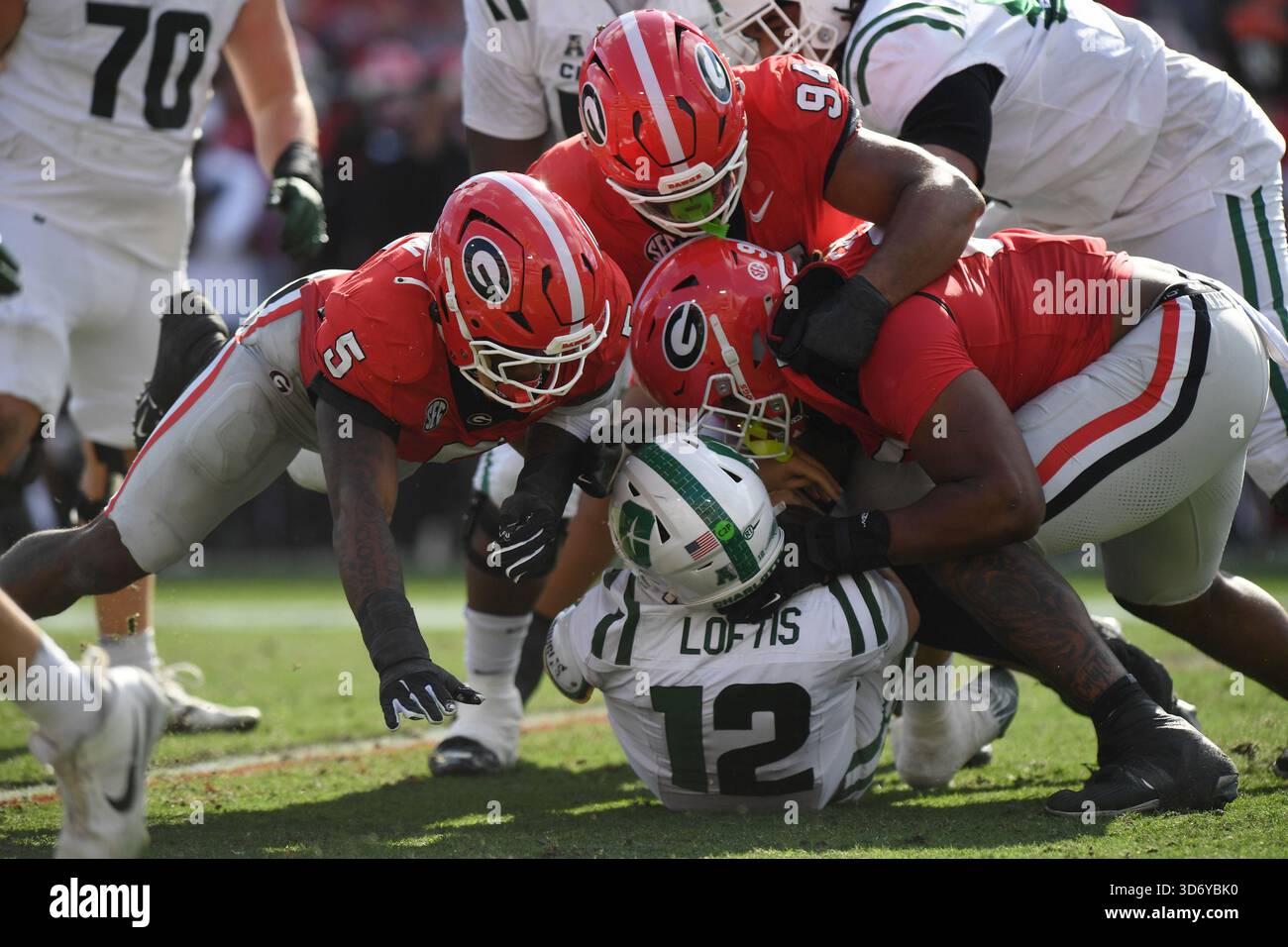ATHENS, GA - NOVEMBER 22: Linebacker Raylen Wilson #5 of the Georgia ...