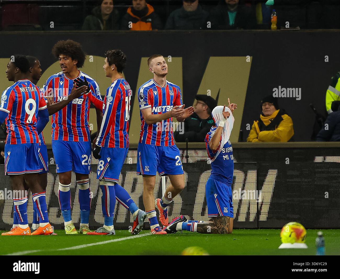 WOLVERHAMPTON, ENGLAND - NOVEMBER 22: Daniel Muñoz of Crystal Palace ...