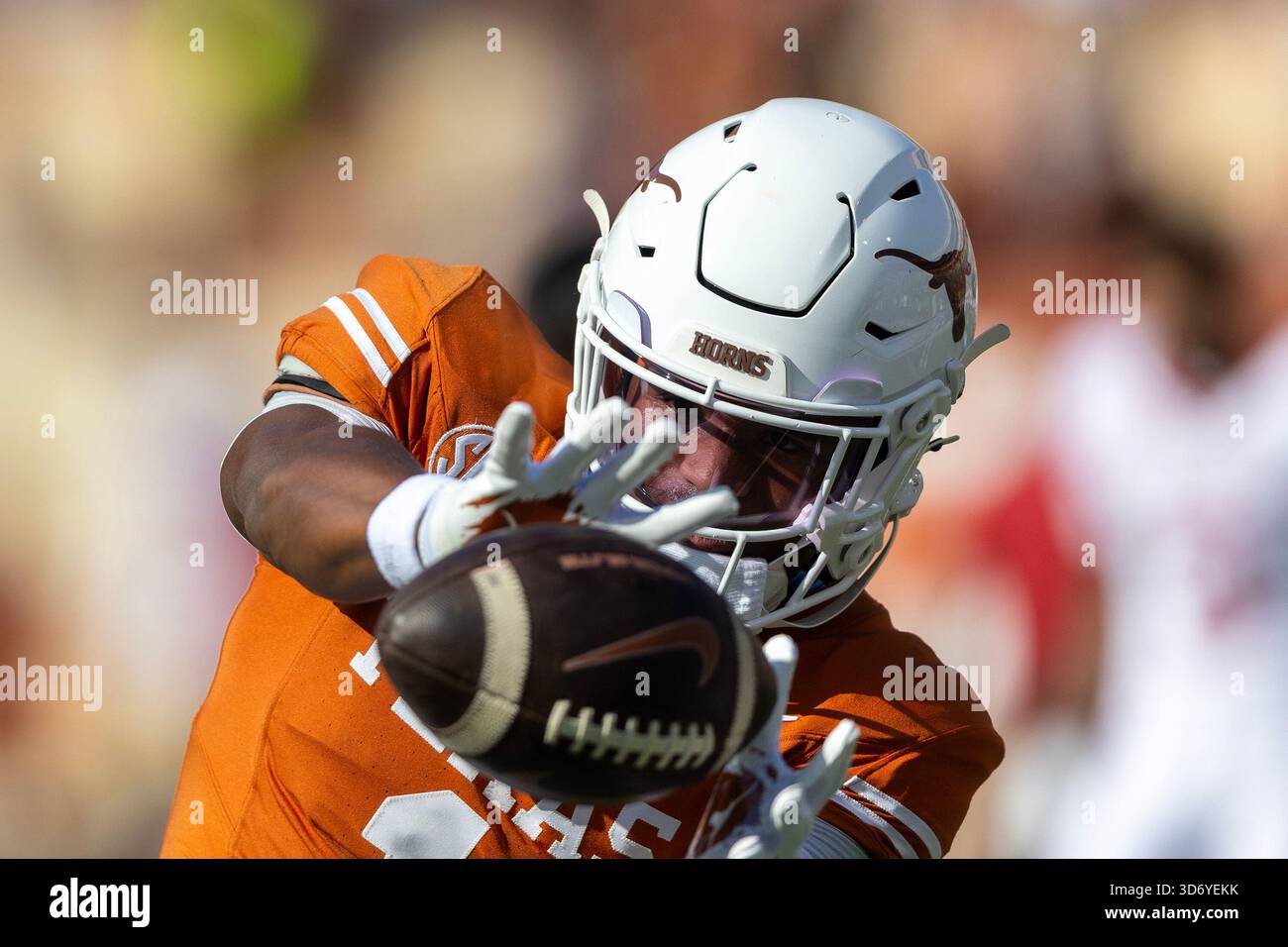 Texas wide receiver Ryan Wingo (1) warms up before an NCAA college ...