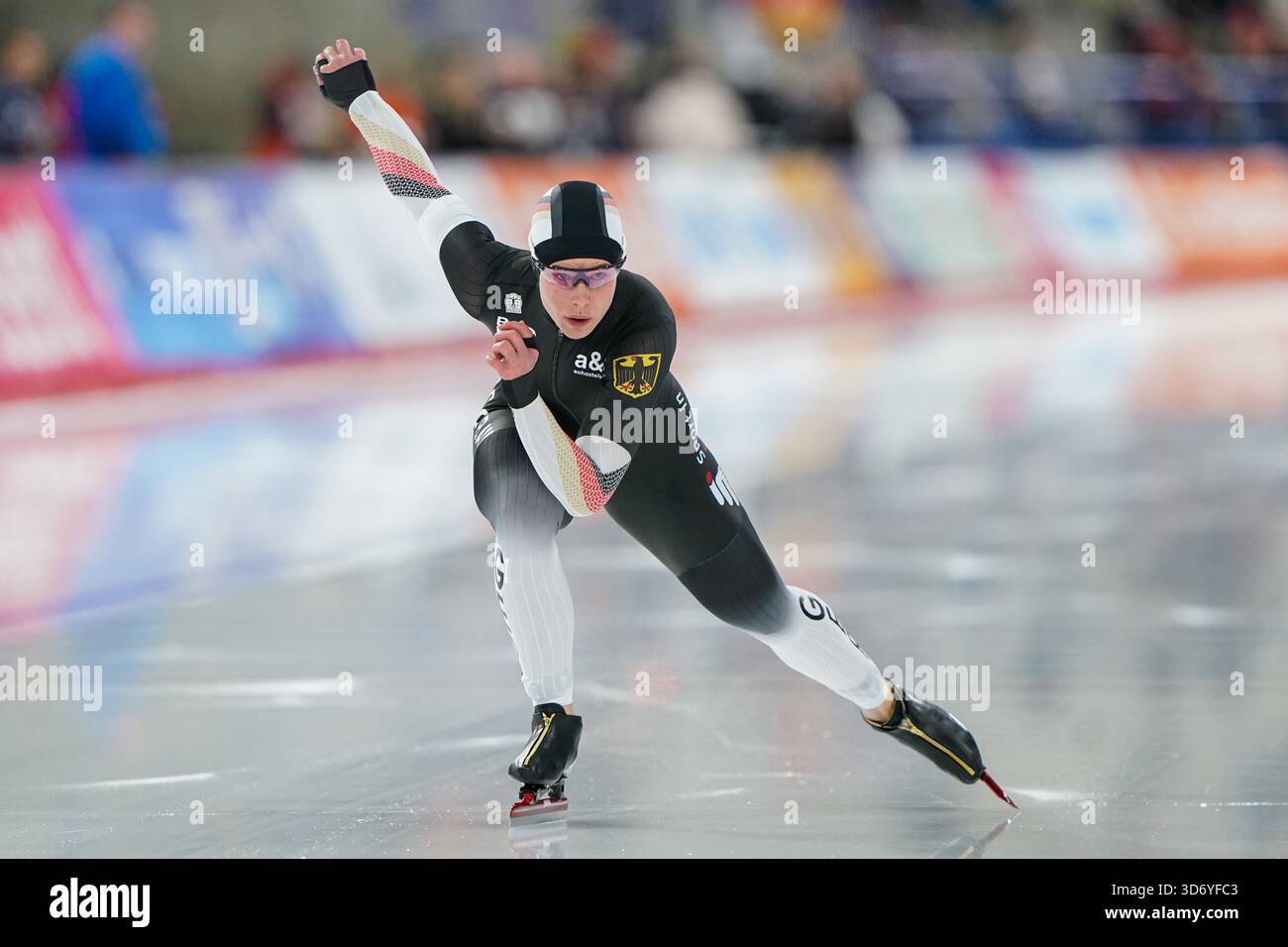 CALGARY, CANADA - NOVEMBER 22: Sophie Warmuth of Germany during the ISU ...