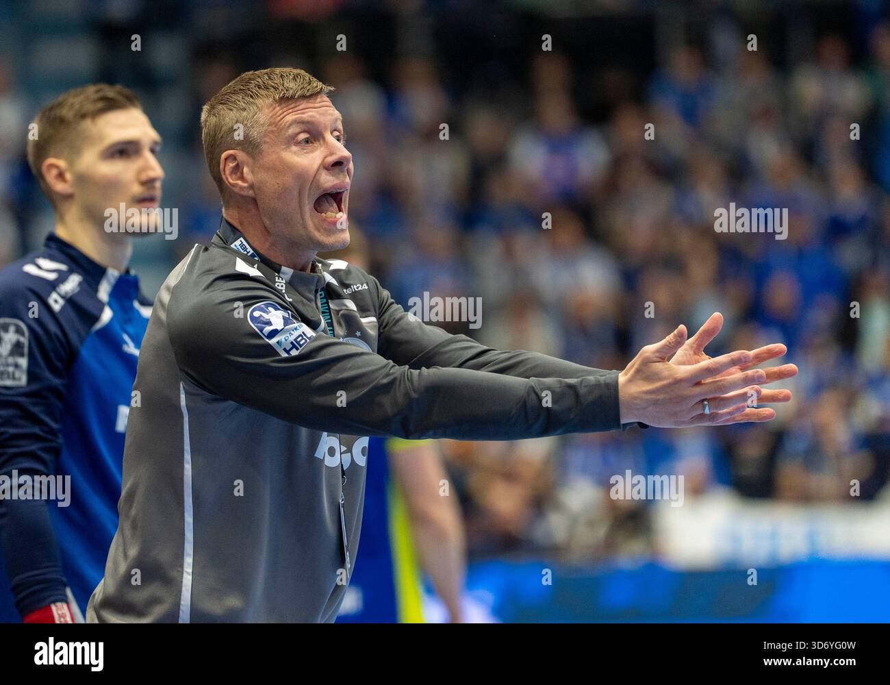 Gudjon Valur Sigurdsson (VfL Gummersbach, #Head coach) complains. VfL ...