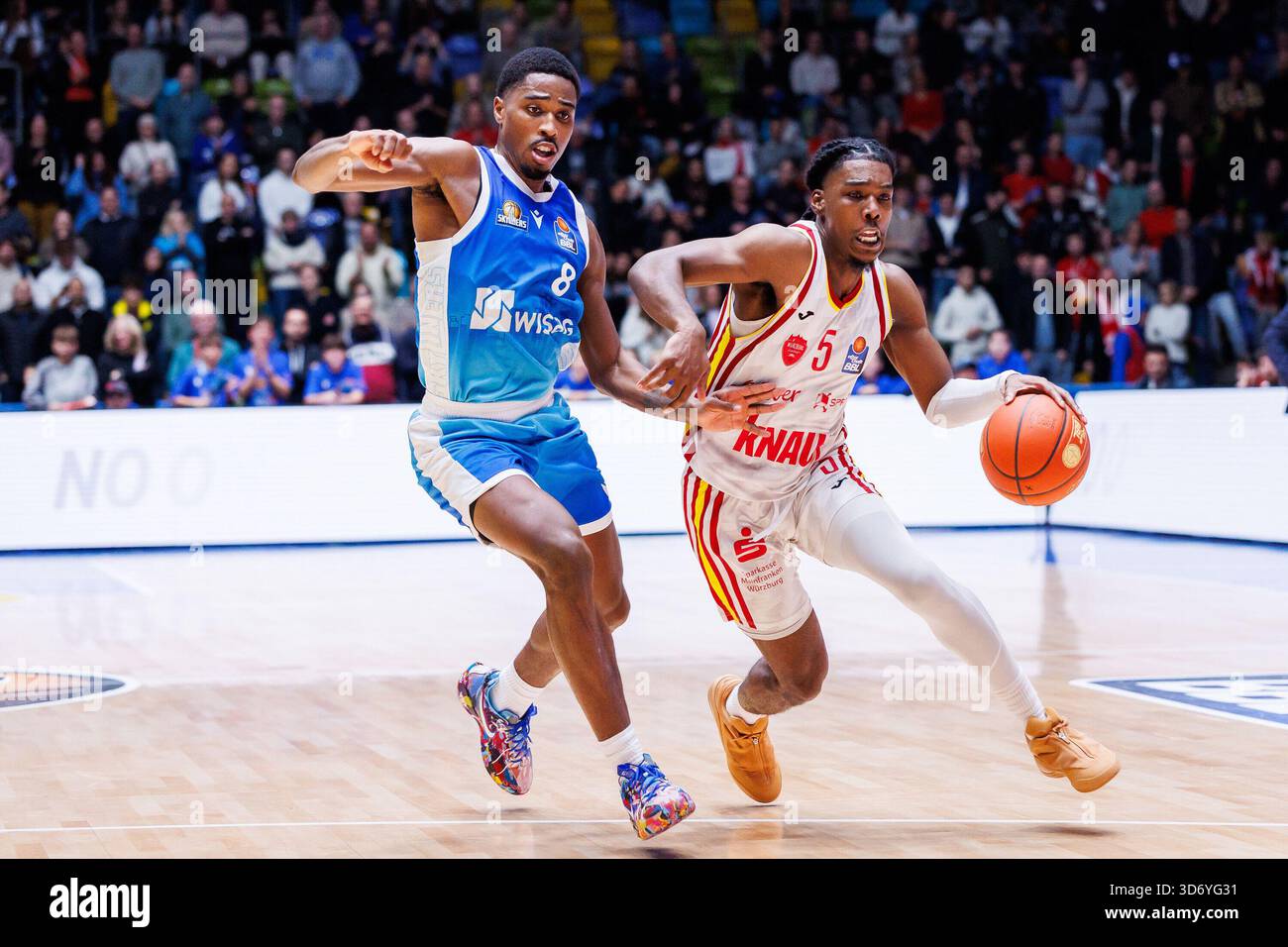 Marcus Carr (Fitness First Würzburg Baskets, 5) against William ...