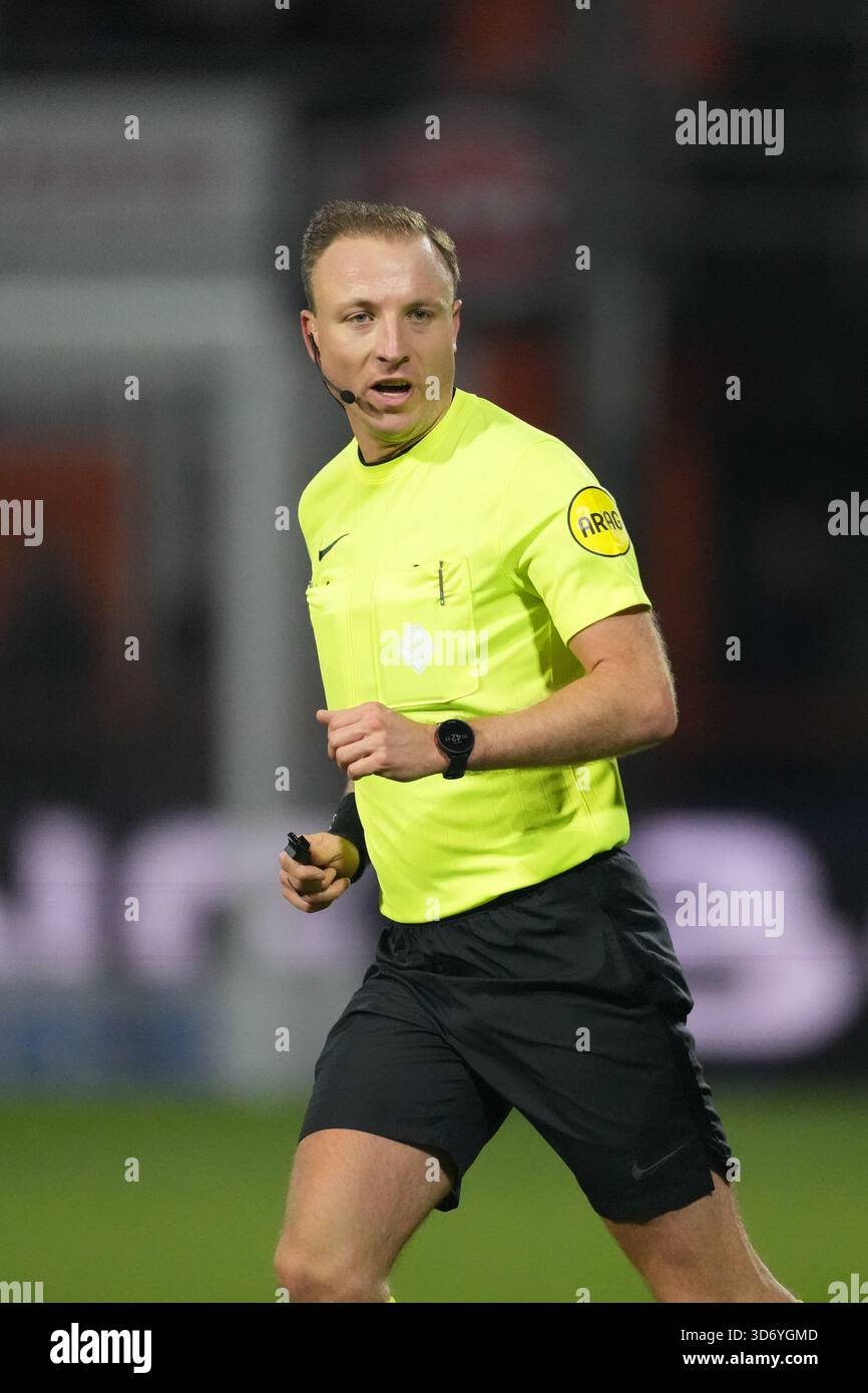 VOLENDAM - Referee Stan Teuben during the Dutch Eredivisie match ...