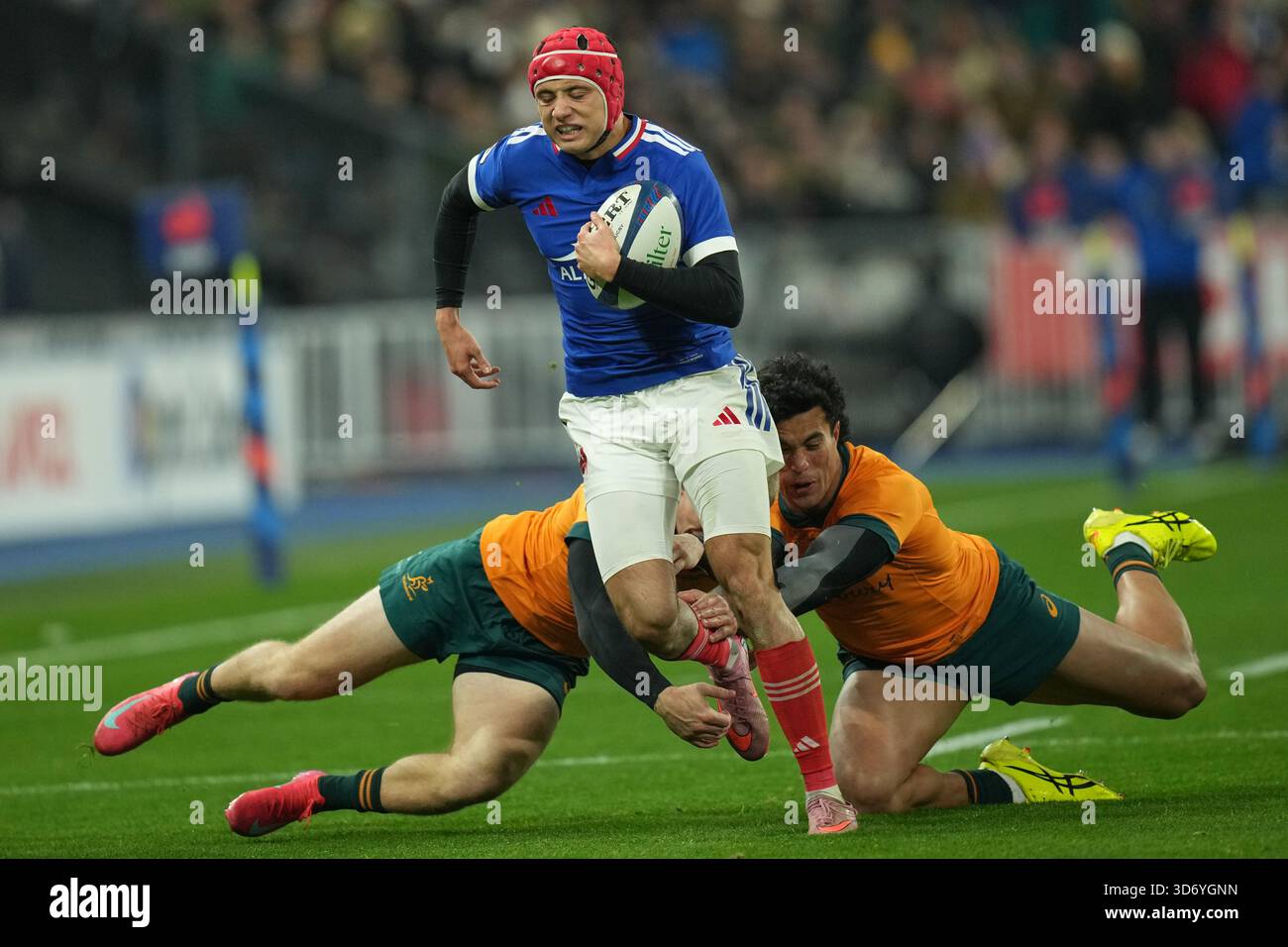France's Louis Bielle-Biarrey, center, runs with the ball during the ...