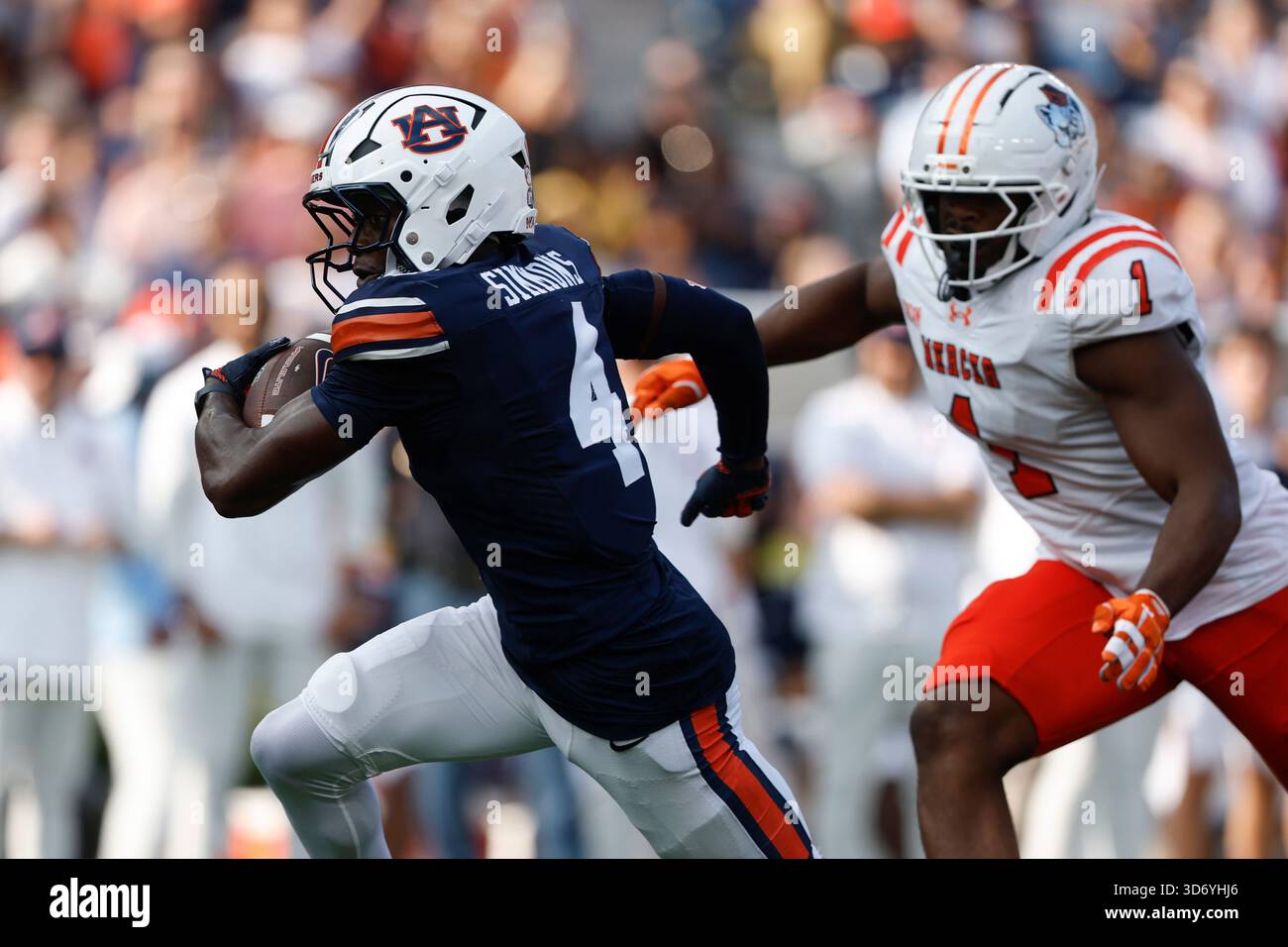 Auburn wide receiver Malcolm Simmons (4) carries the ball after a ...