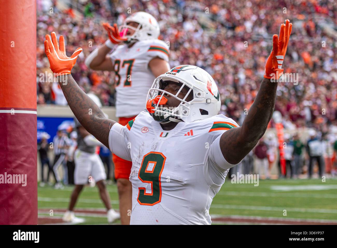 Miami tight end Elija Lofton (9) celebrates after a touchdown reception ...