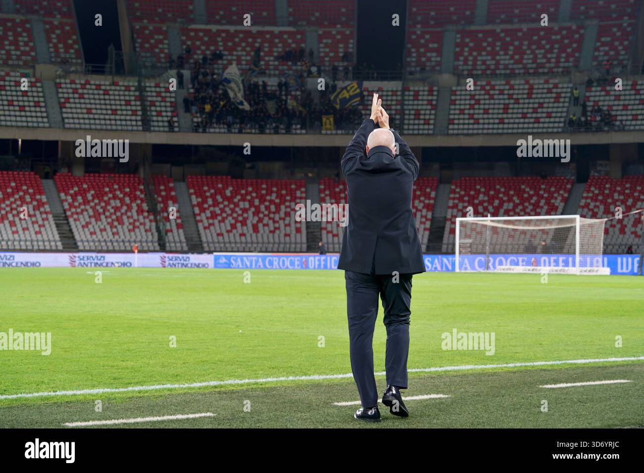 coach Massimiliano Alvini of Frosinone Calcio applauds fans during SSC ...