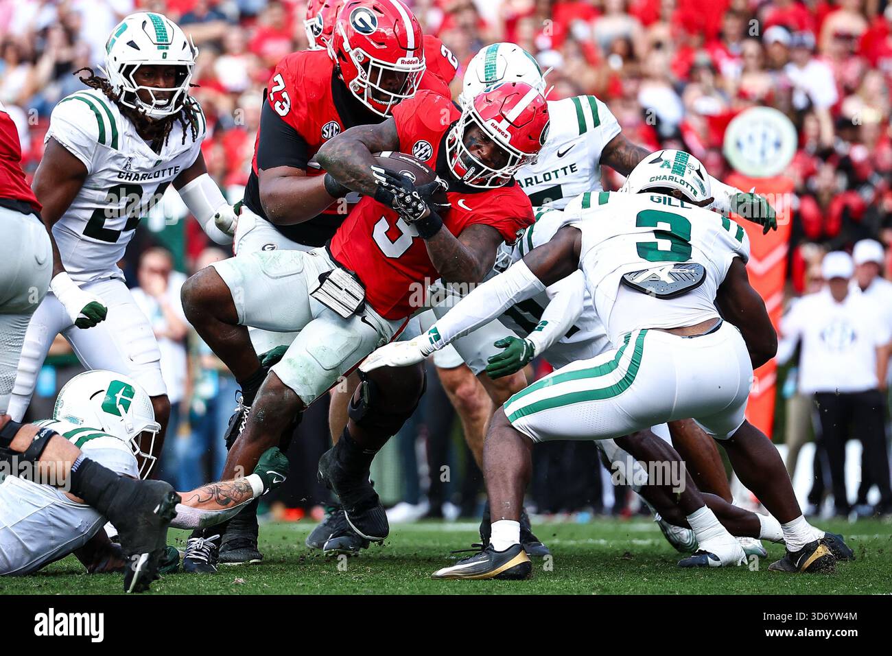 Georgia running back Nate Frazier, center, runs with the ball before ...