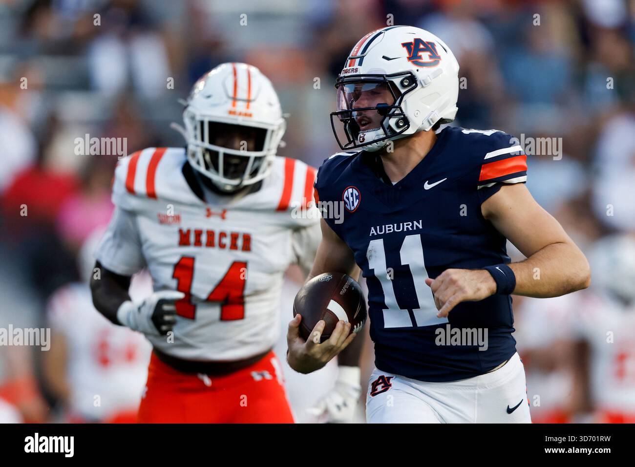 Auburn quarterback Jackson Arnold (11) scrambles for a touchdown ...