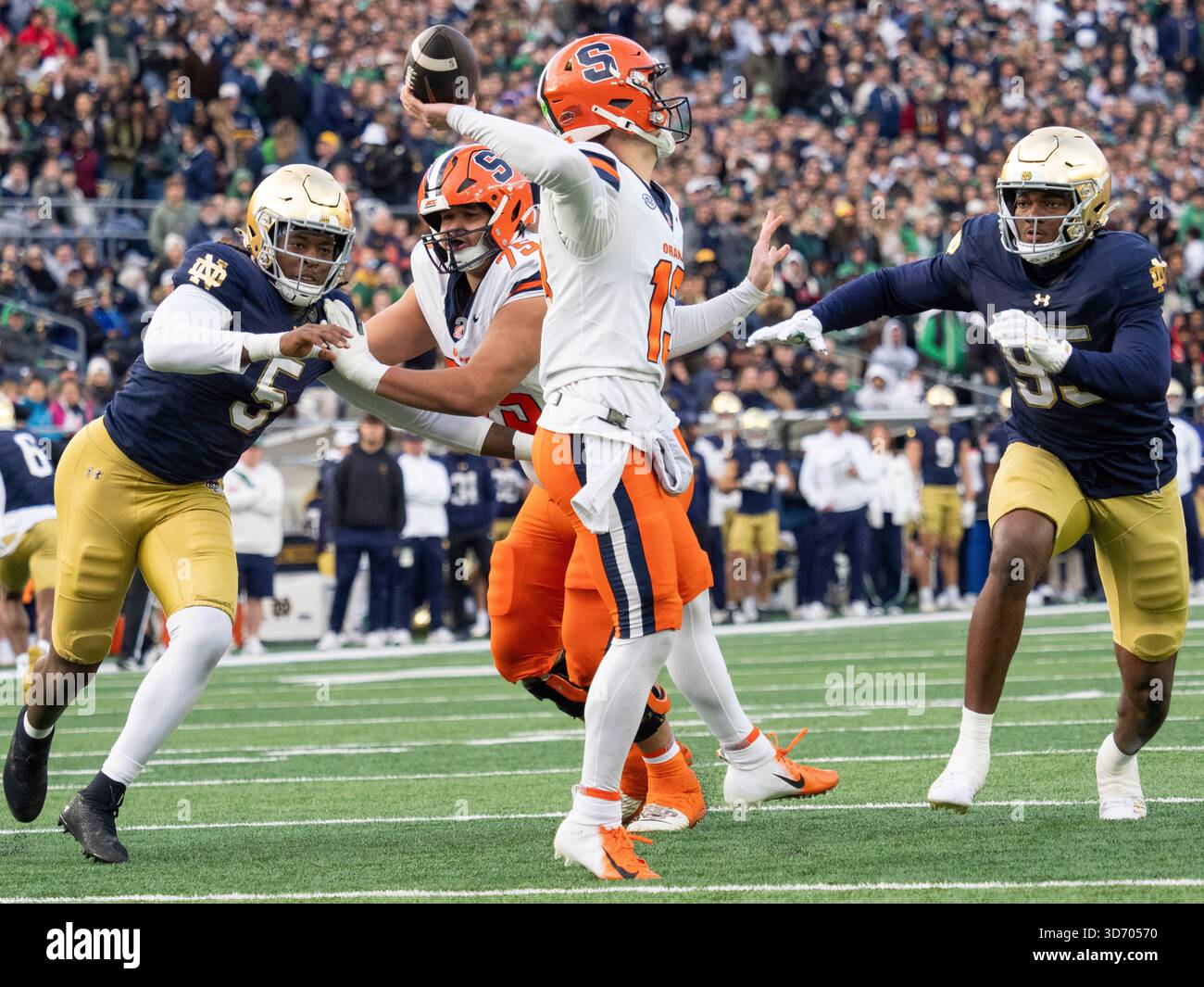 SOUTH BEND, IN - NOVEMBER 22: Notre Dame Fighting Irish defensive ...
