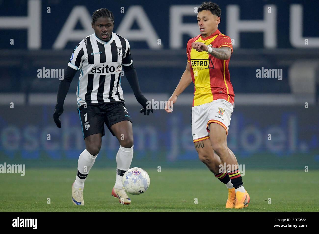 ALMELO, NETHERLANDS - NOVEMBER 22: (L-R) Bryan Limbombe of Heracles ...