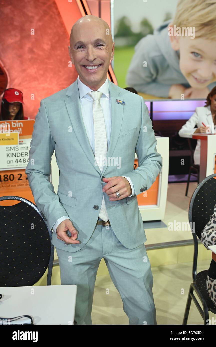 Moderator Michael Begasse nimmt am 30. RTL Spendenmarathon wir helfen ...
