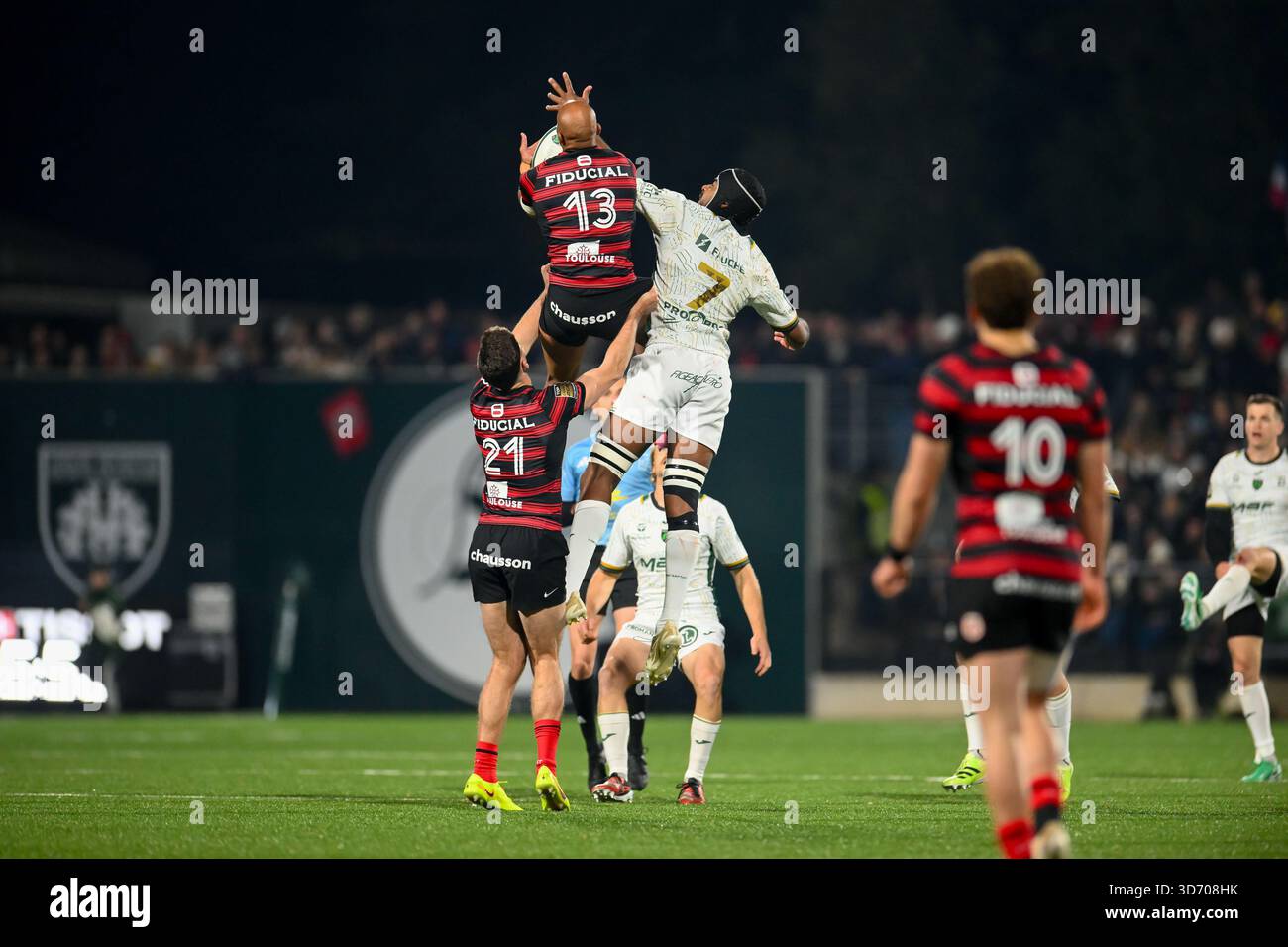 Teddy Thomas of Stade Toulousain and Kyllian Ringuet of Montauban ...