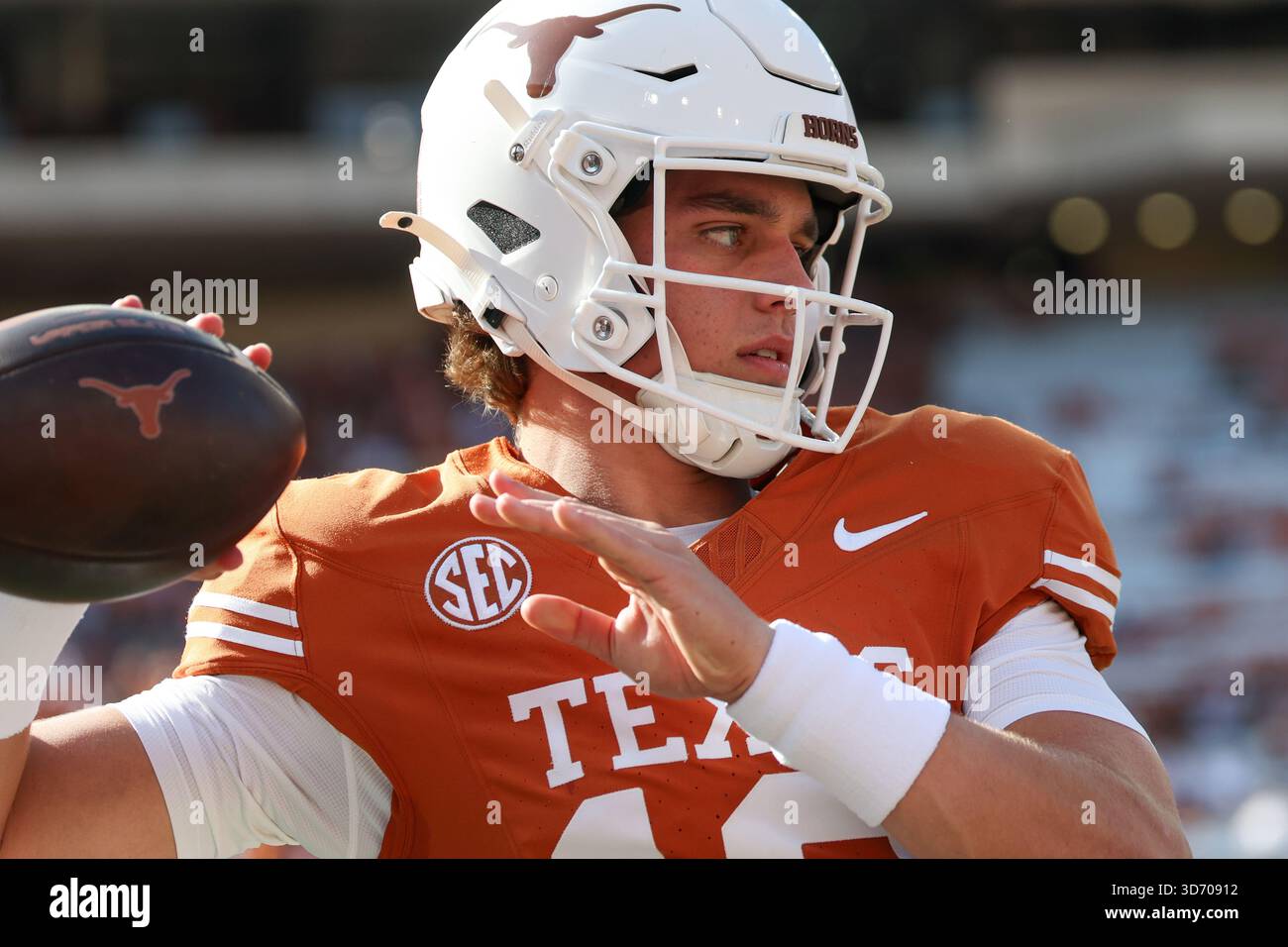 AUSTIN, TX - NOVEMBER 22: Quarterback Arch Manning #16 of the Texas ...