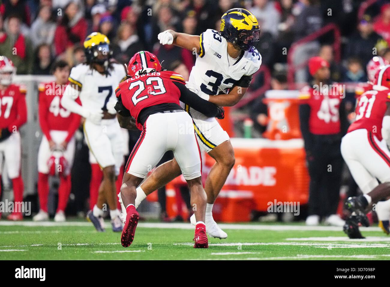 Michigan defensive end Dominic Nichols (33) breaks the tackle of ...