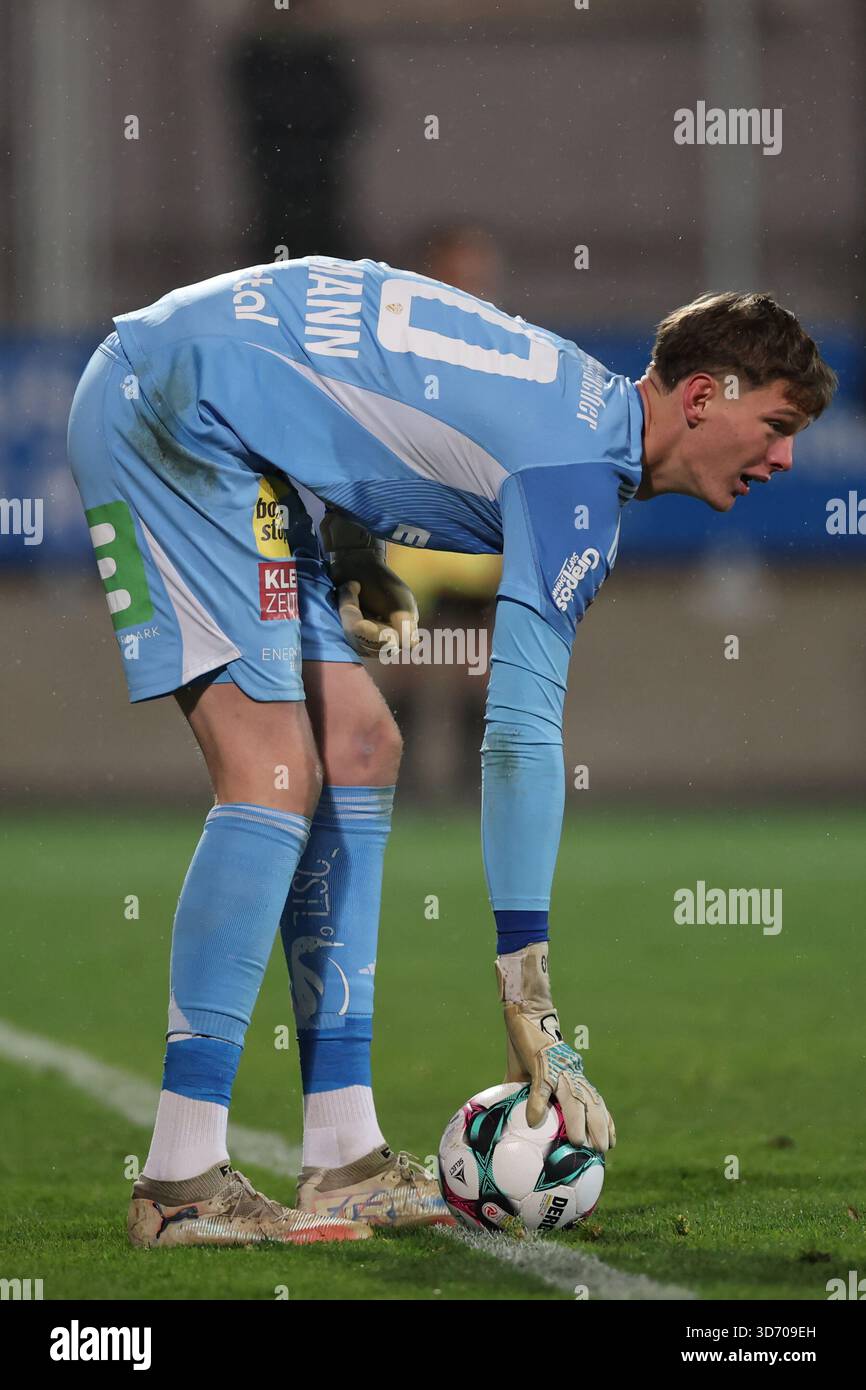 The image shows Tom Ritzy Huelsmann (Hartberg) with the ball, at the ...