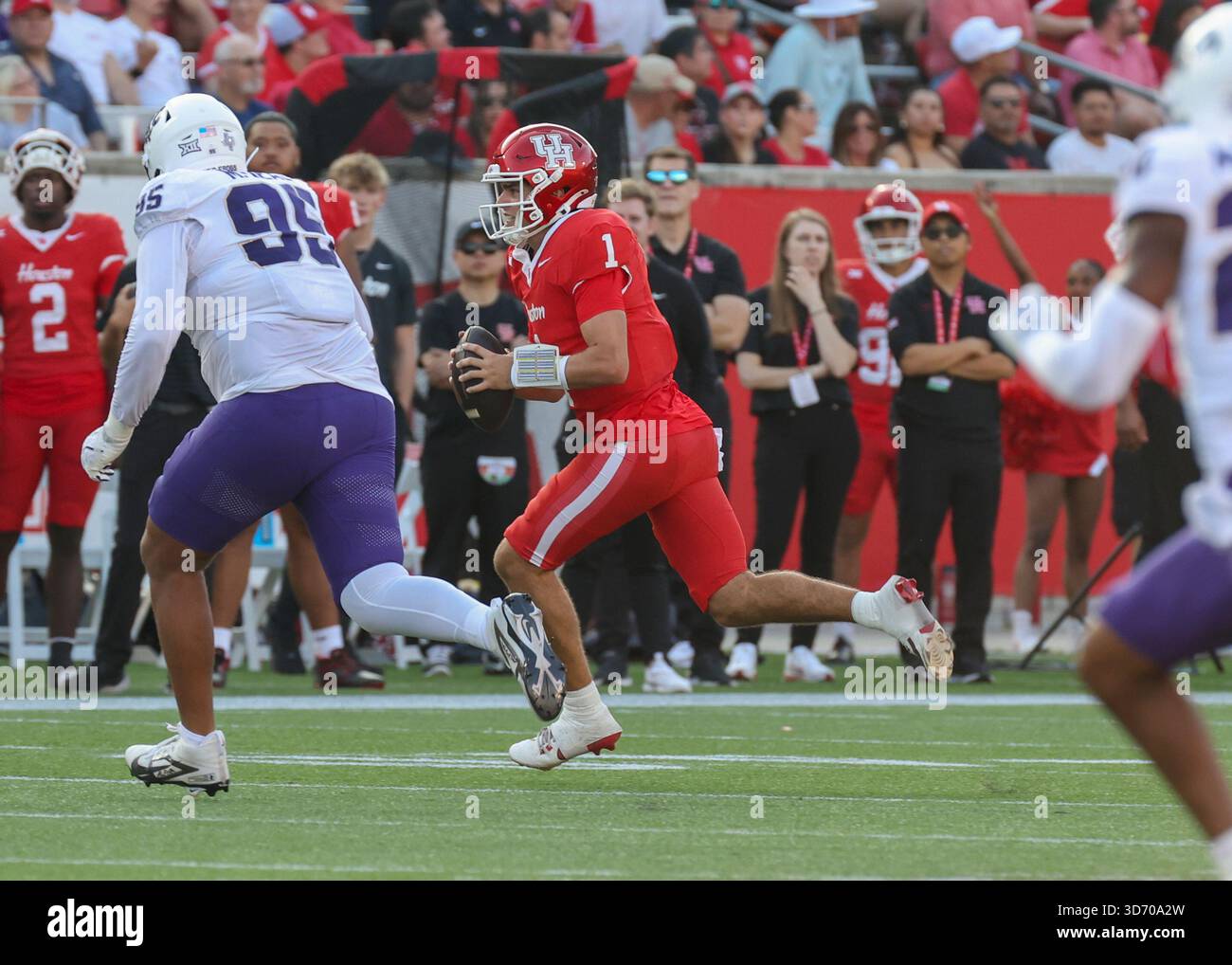 HOUSTON, TX - NOVEMBER 22: Houston Cougars quarterback Conner Weigman ...