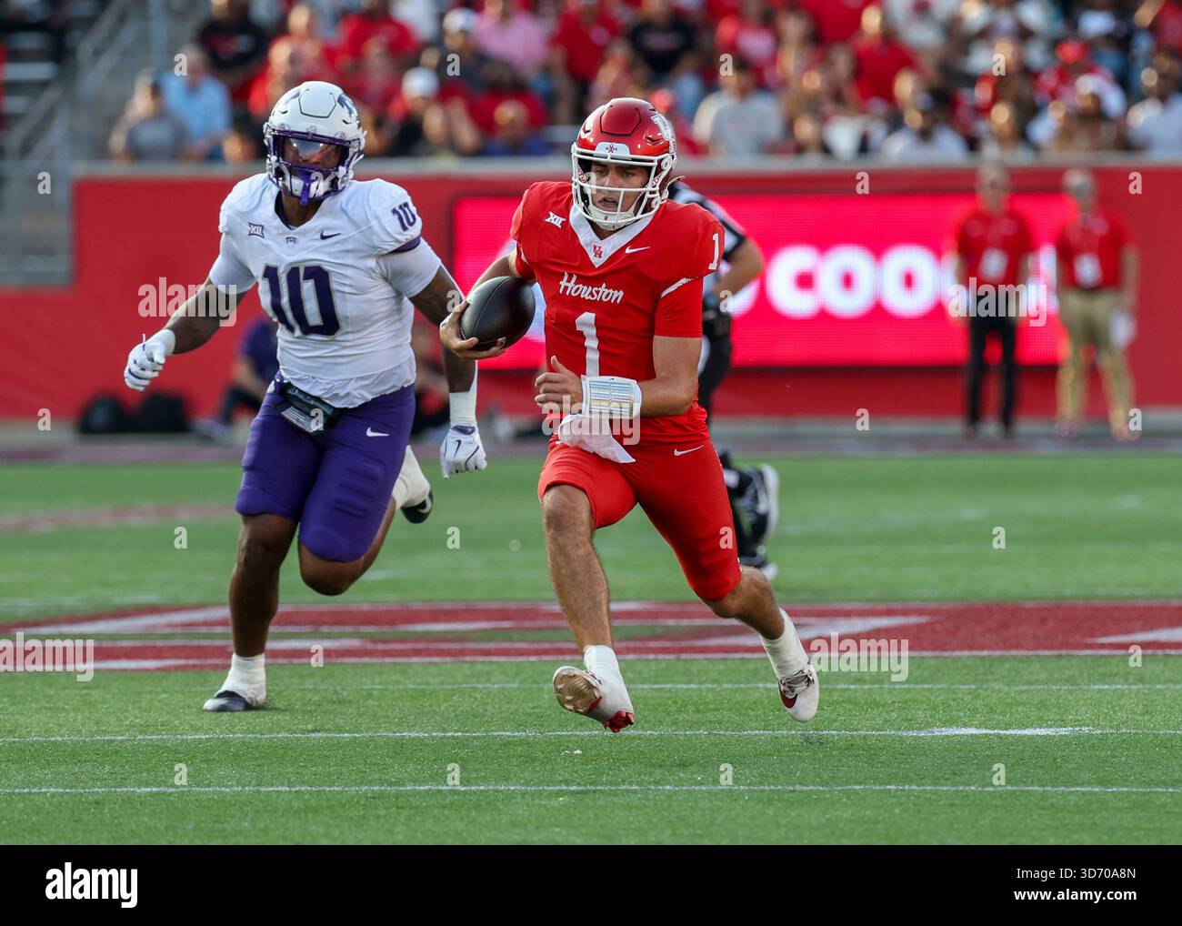 HOUSTON, TX - NOVEMBER 22: Houston Cougars quarterback Conner Weigman ...
