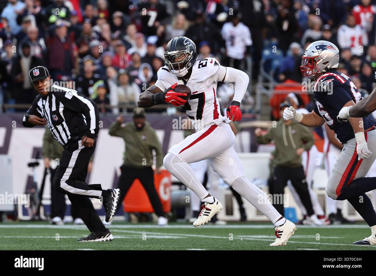 Atlanta Falcons linebacker James Pearce Jr. runs back a fumble recovery ...