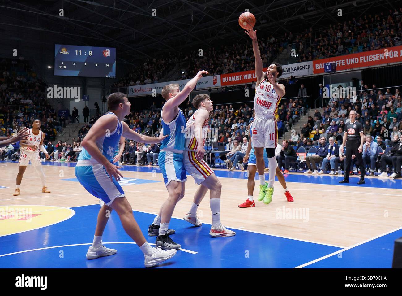 Davion Mintz (Fitness First Wuerzburg Baskets, 10) r. mit einem Wurf ...
