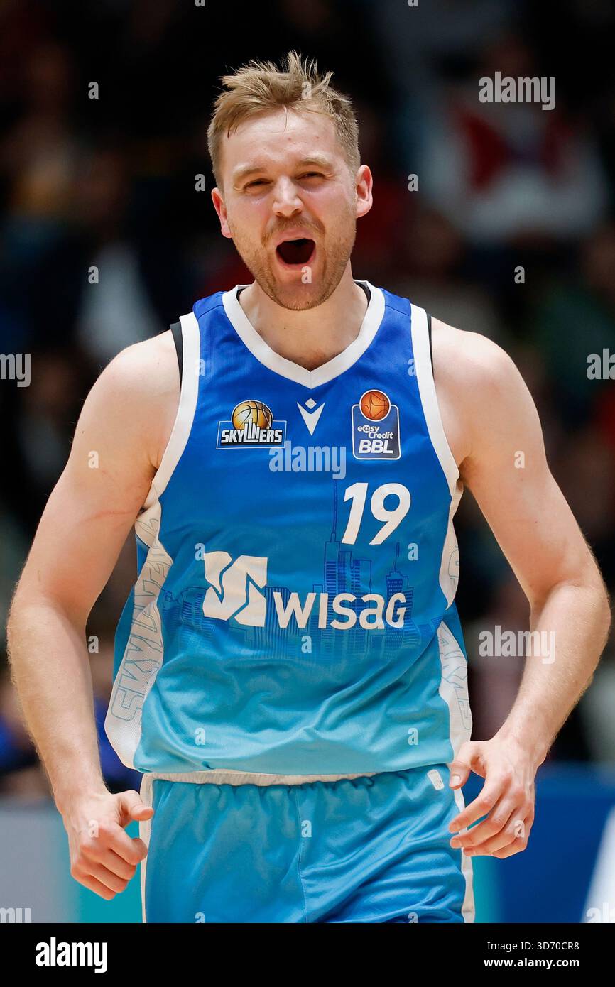 v.l. Till Pape (Frankfurt Skyliners, 19) jubelt nach seinem Dreier, 22. ...