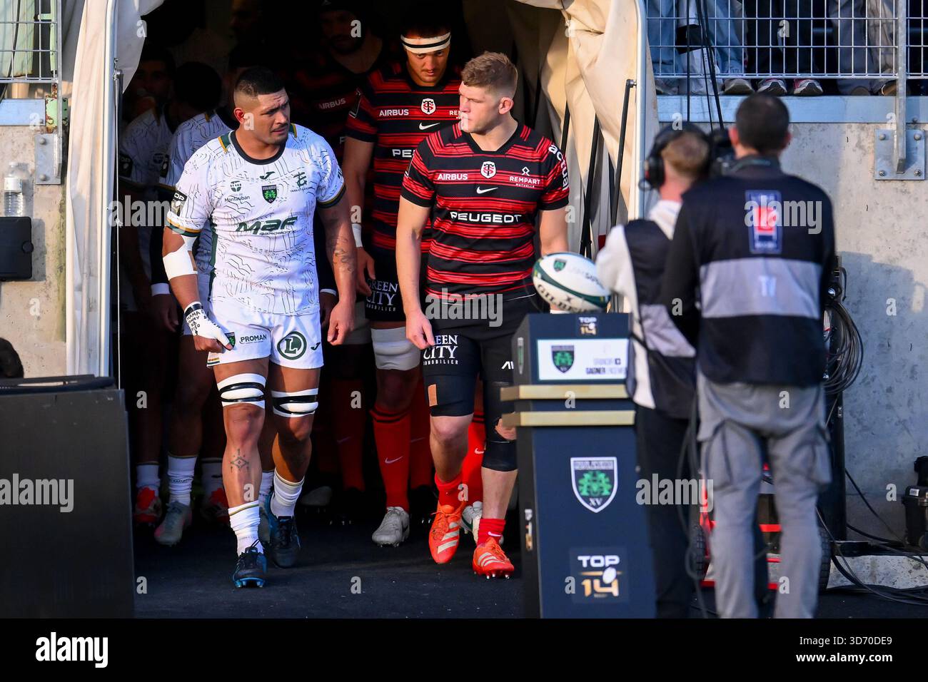 Jack Willis of Stade Toulousain and Tyrone Viiga of Montauban during ...