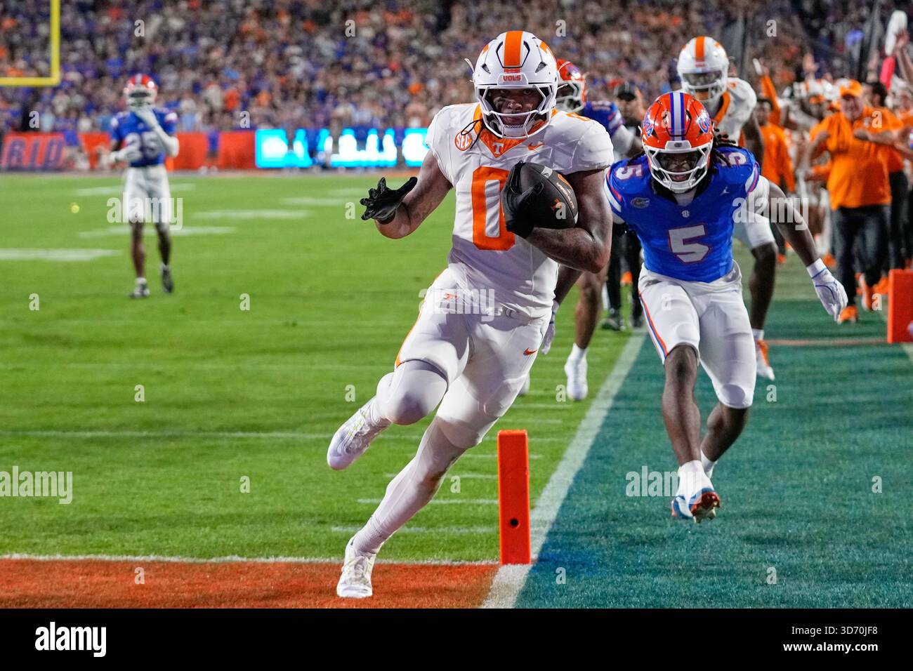 Tennessee tight end Ethan Davis (0) runs past Florida linebacker Myles ...