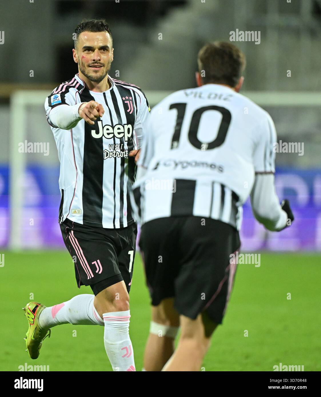 (251123) -- FLORENCE, Nov. 23, 2025 (Xinhua) -- Juventus' Filip Kostic ...