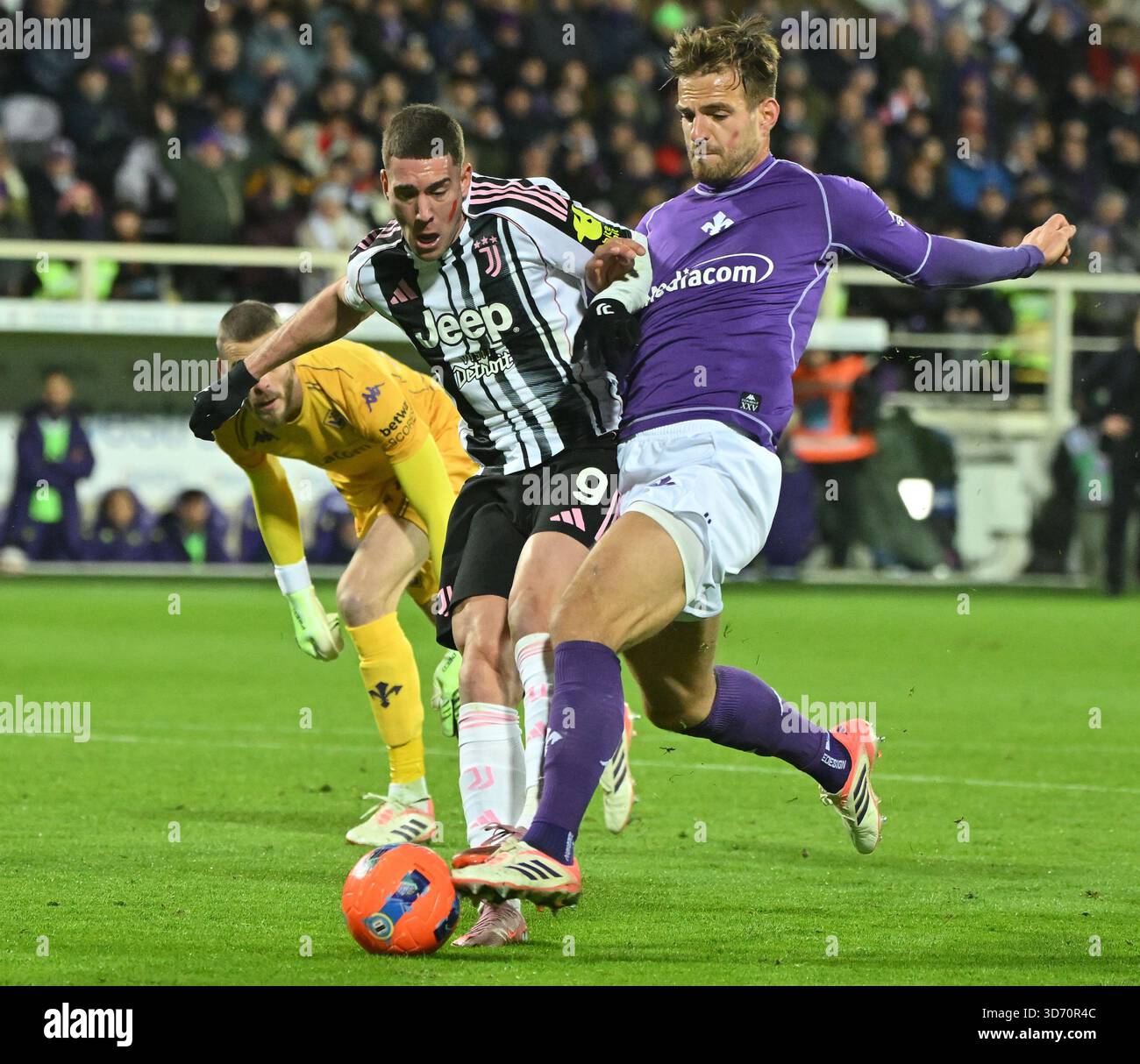 (251123) -- FLORENCE, Nov. 23, 2025 (Xinhua) -- Juventus' Dusan ...