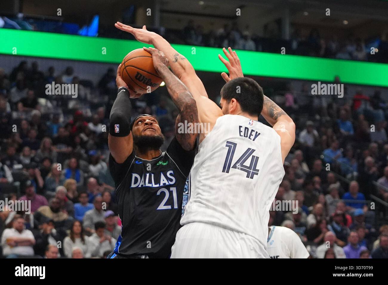 Dallas Mavericks forward Daniel Gafford (21) shoots against Memphis ...