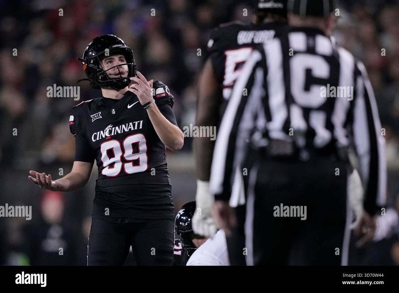 Cincinnati kicker Stephen Rusnak (99) reacts as his field goal attempt ...