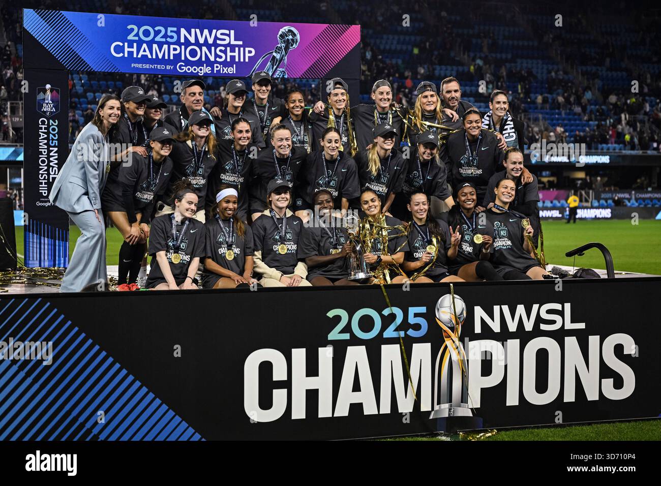NJ/NY Gotham FC pose with the NWSL championship trophy after defeating ...