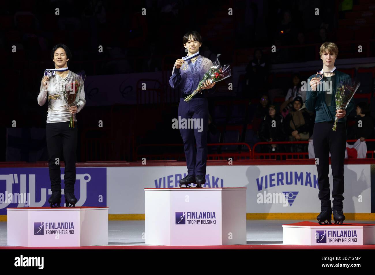 (251123) -- HELSINKI, Nov. 23, 2025 (Xinhua) -- Gold medalist Japan's ...