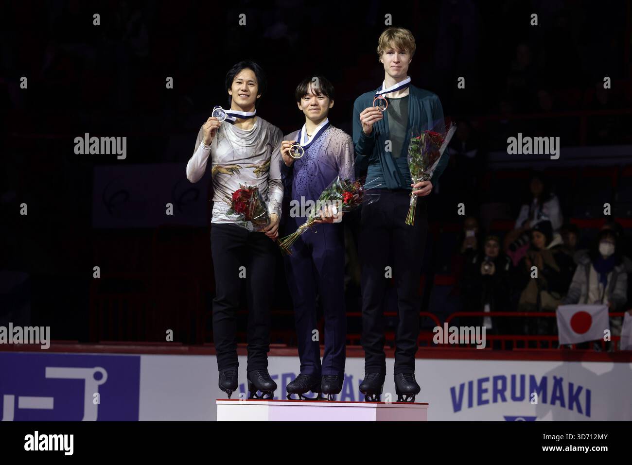 (251123) -- HELSINKI, Nov. 23, 2025 (Xinhua) -- Gold medalist Japan's ...