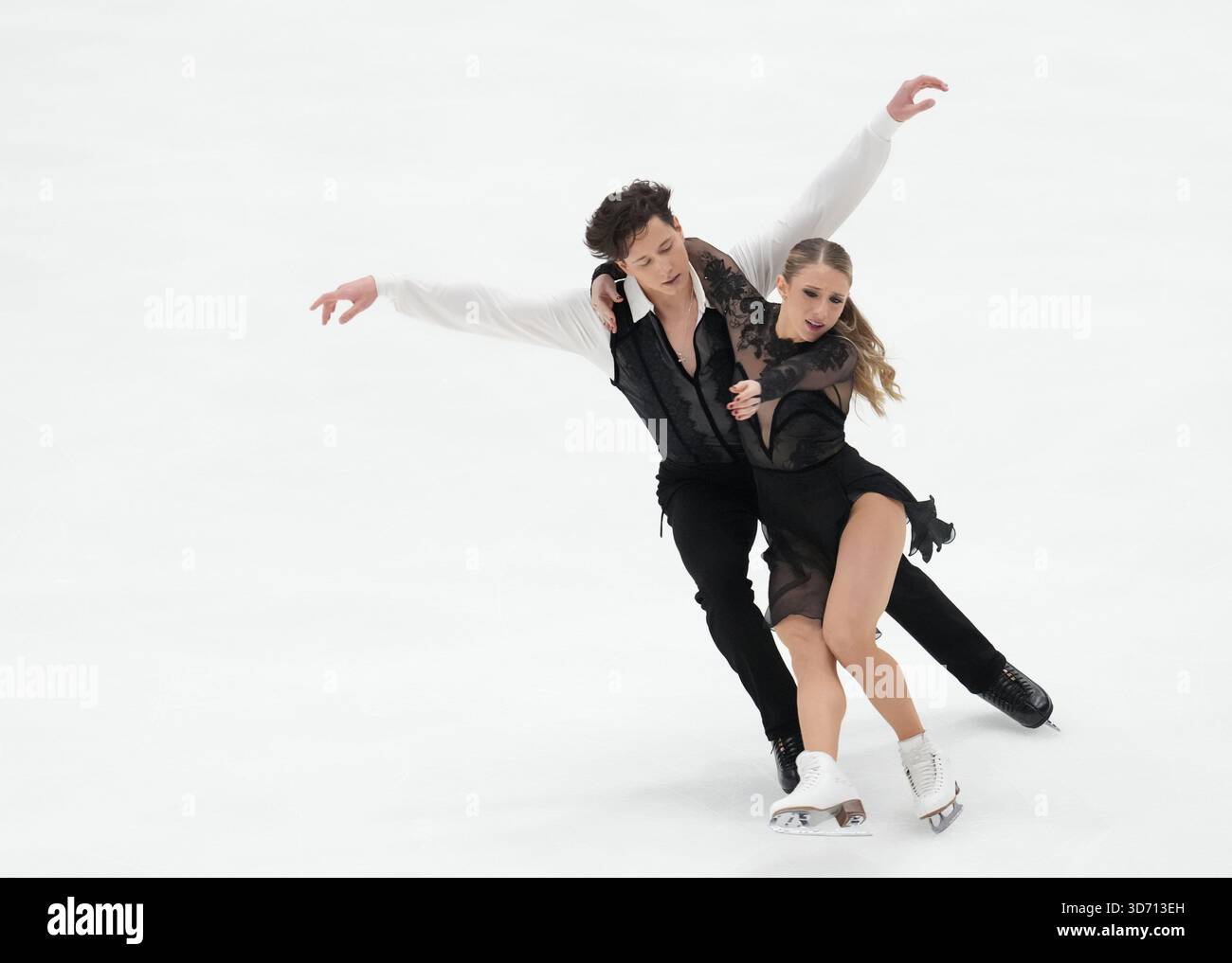 Emilea ZINGAS and Vadym KOLESNIK of United States perform in the Ice ...