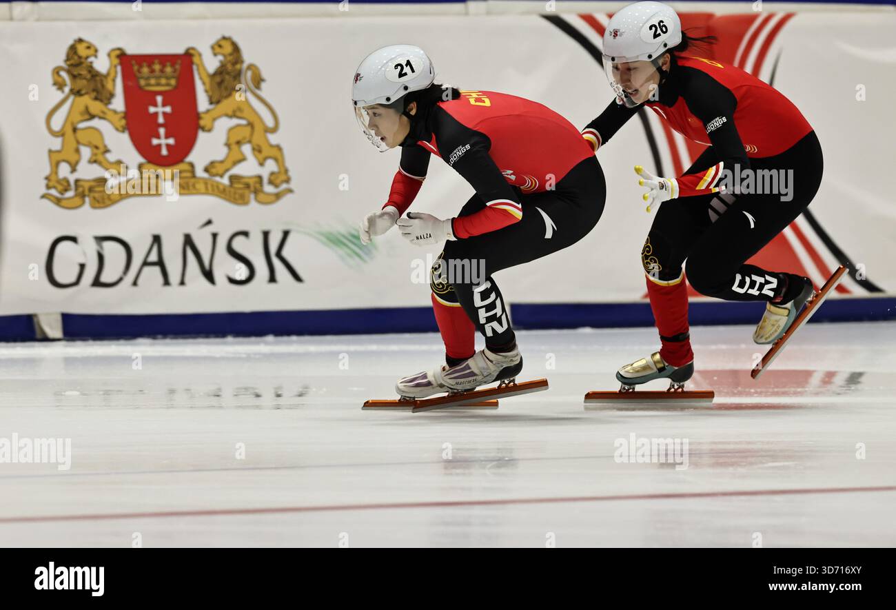 (251123) -- GDANSK, Nov. 23, 2025 (Xinhua) -- Zang Yize (R) and Zhang ...