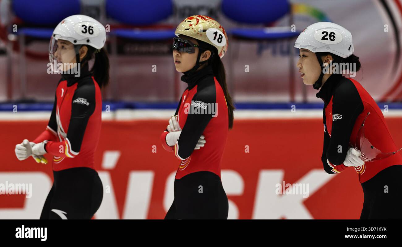 (251123) -- GDANSK, Nov. 23, 2025 (Xinhua) -- Wang Xinran, Gong Li and ...