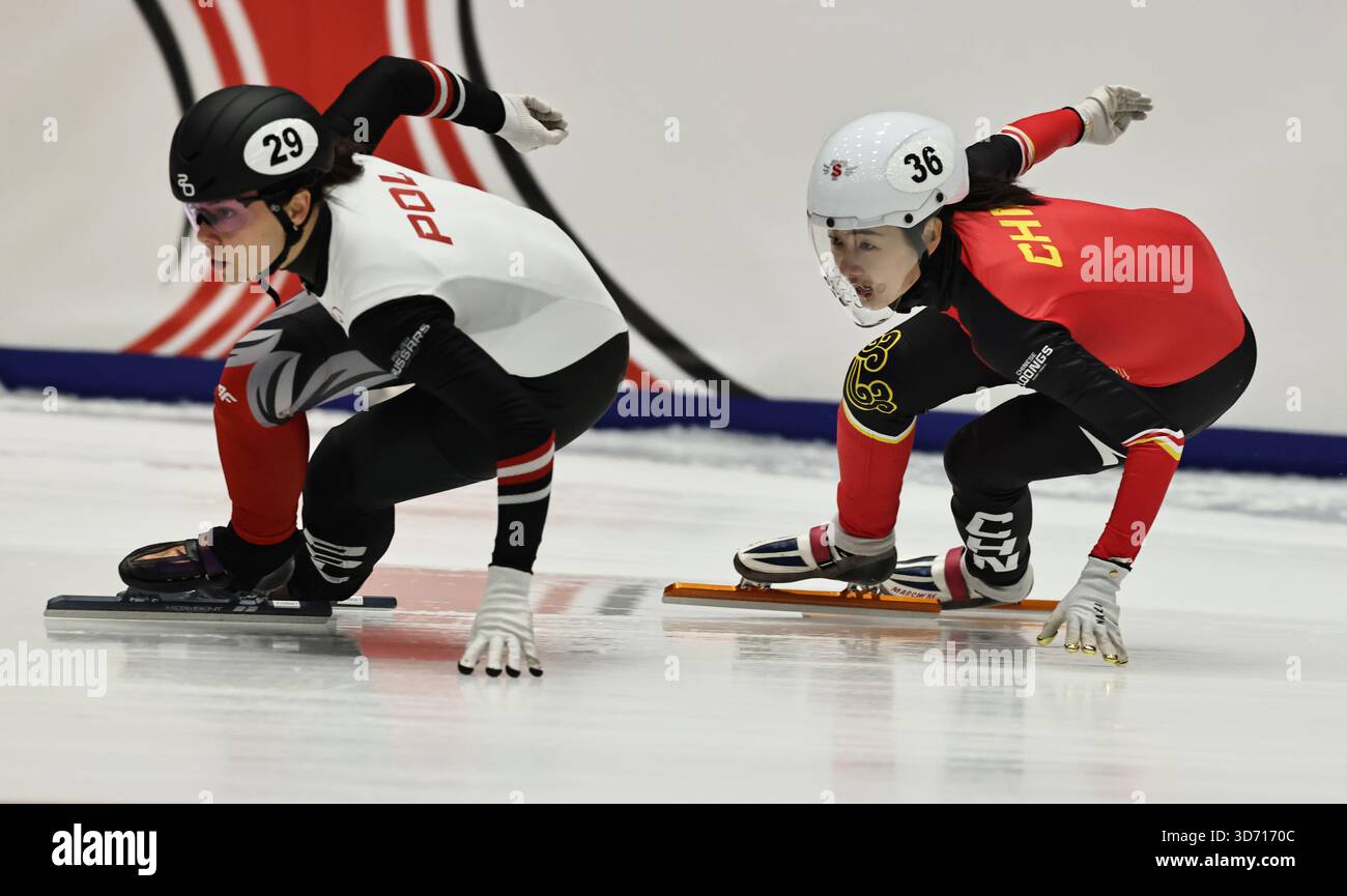 (251123) -- GDANSK, Nov. 23, 2025 (Xinhua) -- Wang Xinran (R) of team ...