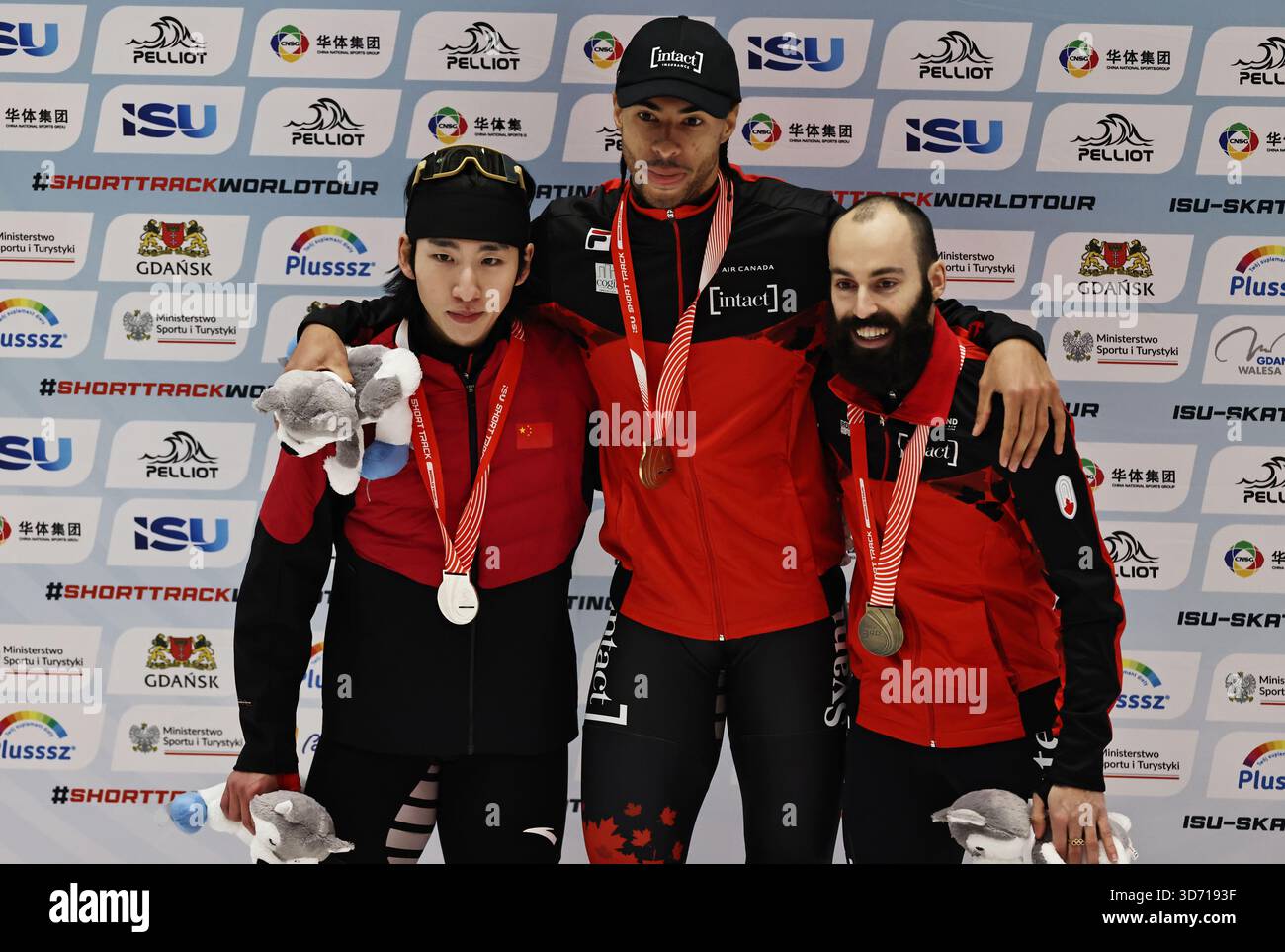 (251123) -- GDANSK, Nov. 23, 2025 (Xinhua) -- Gold medalist William Dandjinou of Canada (C ...