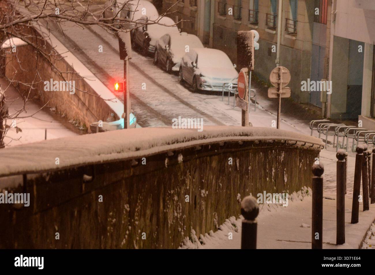Illustration - The first snowflakes fall on Paris in a cycle of extreme ...