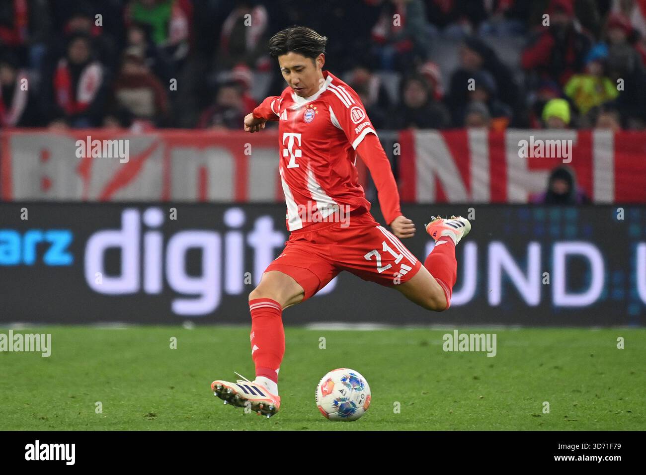 Hiroki ITO (Bayern Munich), Action,Individual Action,Single Image, Cutout,Full Body Shot,Whole ...