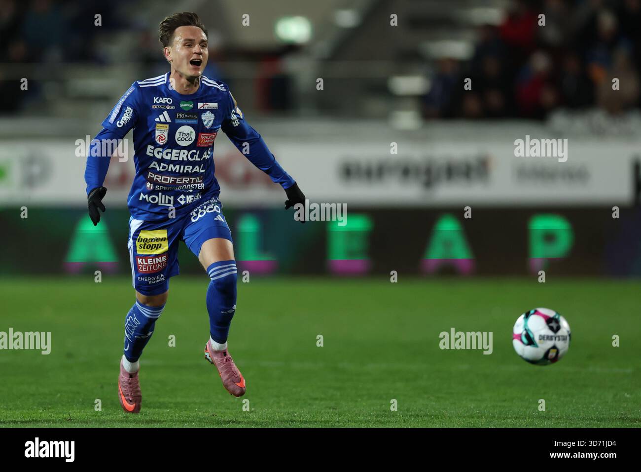 The image shows Lukas Fridrikas (Hartberg), at the Bundesliga match TSV ...