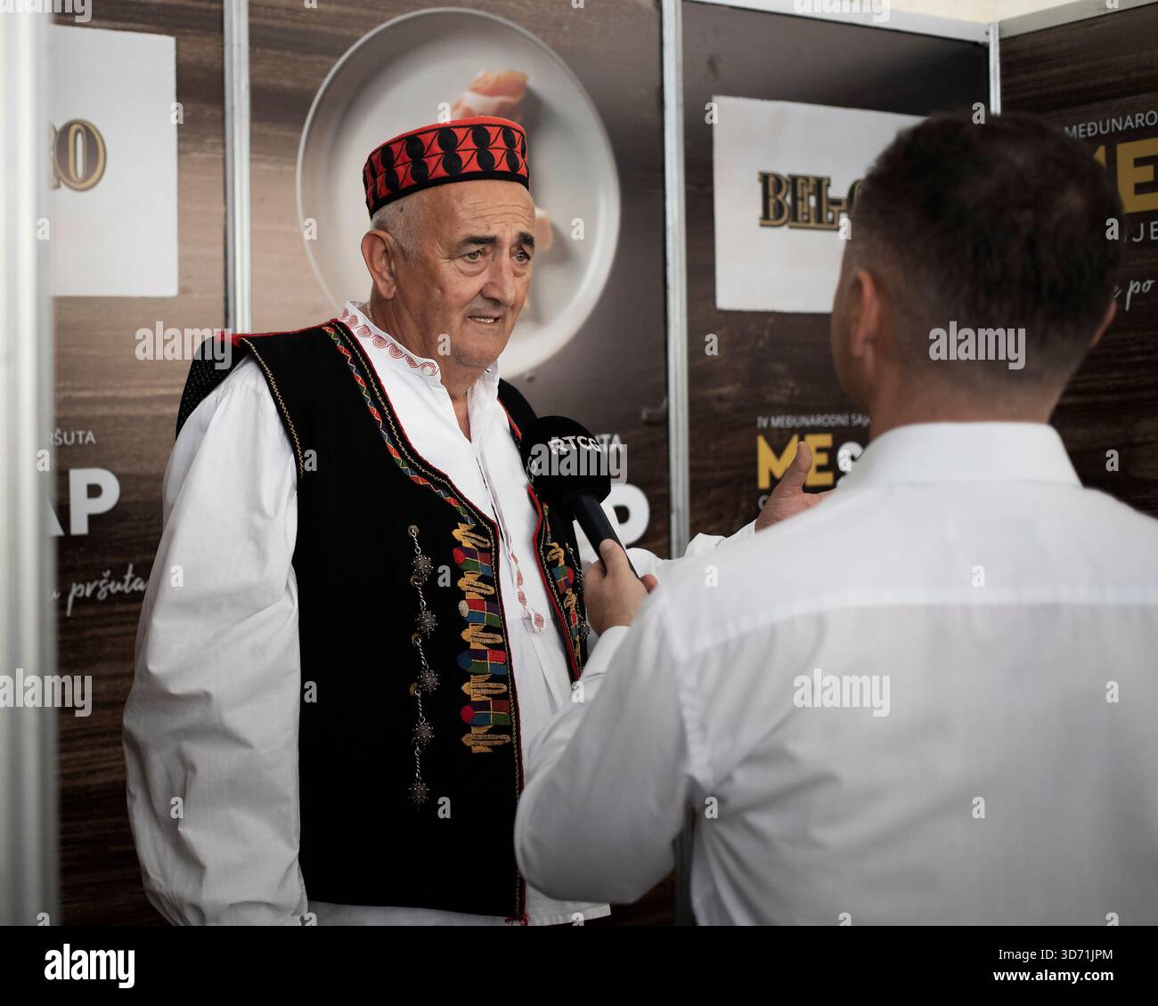 Elderly man in traditional attire hi-res stock photography and images ...