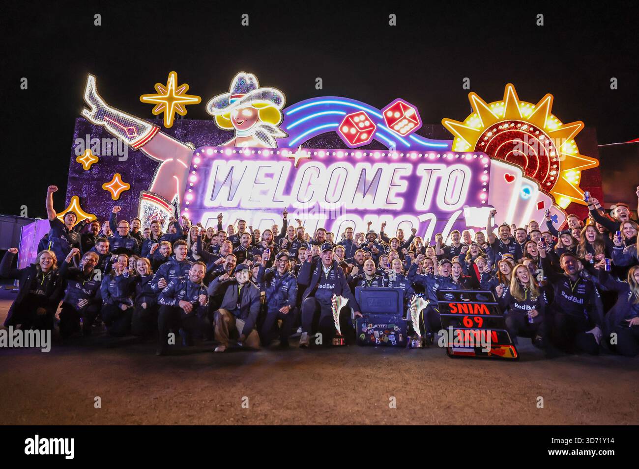 (251123) -- LAS VEGAS, Nov. 23, 2025 (Xinhua) -- Red Bull's Dutch ...